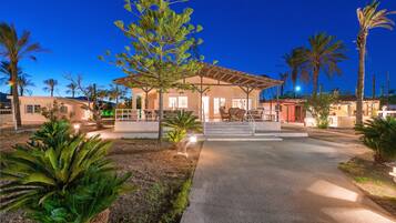 Fachada do alojamento (tarde/noite)