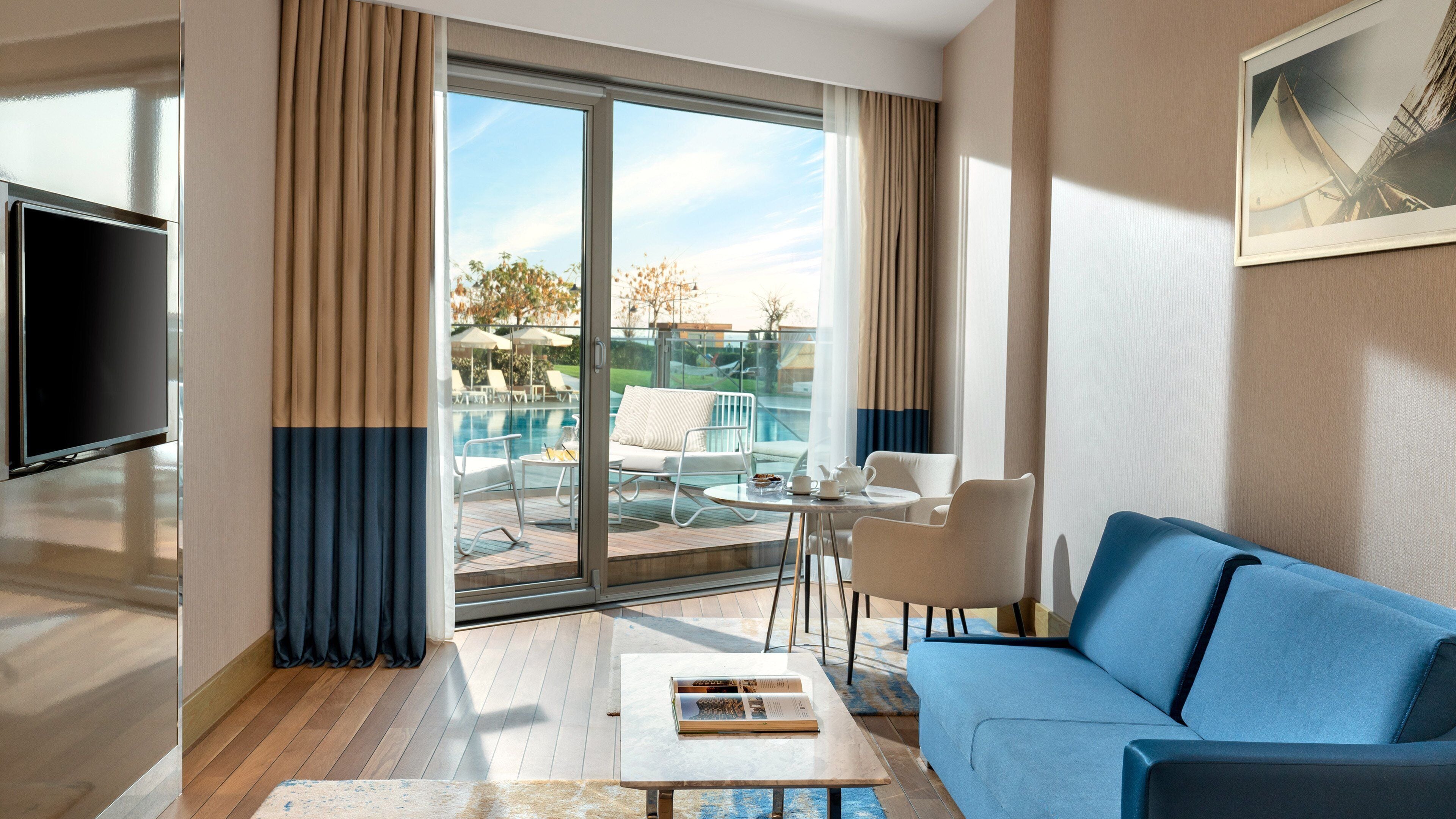 Suíte júnior, 1 cama King, acesso à piscina | Roupas de cama premium, edredons de pluma