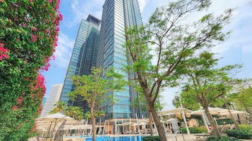 Piscina externa, funciona das 6h às 21h, barracas, guarda-sóis