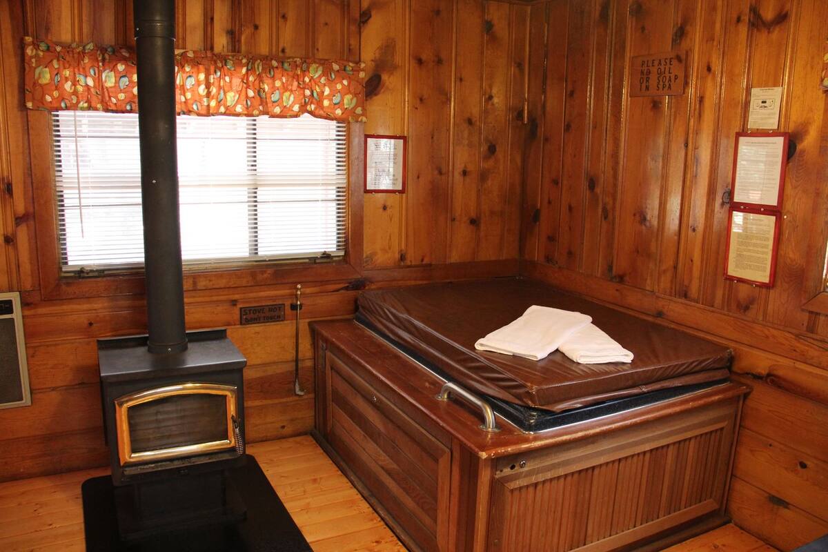 Cabine, 1 quarto (Cabin 7 or 8 - In Room Hot Tub) | Comodidade do quarto