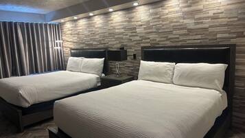 Quarto de hotel com duas camas, design moderno e parede de madeira com padrão losango.