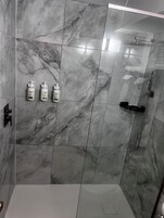 Quarto, 1 cama king-size, não fumadores | Casa de banho | Uma combinação polibã/banheira, artigos de higiene pessoal grátis 
