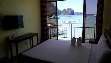 Quarto luxo, 1 cama Queen | Cofres nos quartos, quartos à prova de som, Wi-Fi de cortesia