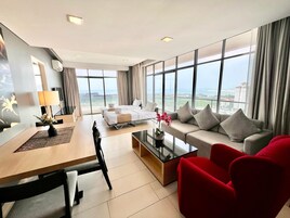 Quarto Quádruplo Familiar, não fumadores, Vista para a cidade | Sala de estar | Smart TV de 40 polegadas com canais por cabo 