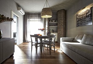 Suíte superior, 1 quarto, vista para a cidade | Cozinha privada | Geladeira, micro-ondas (mediante solicitação), cooktop