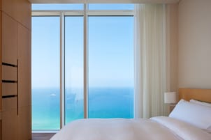 Roupa de alta qualidade, edredões de penas, minibar grátis