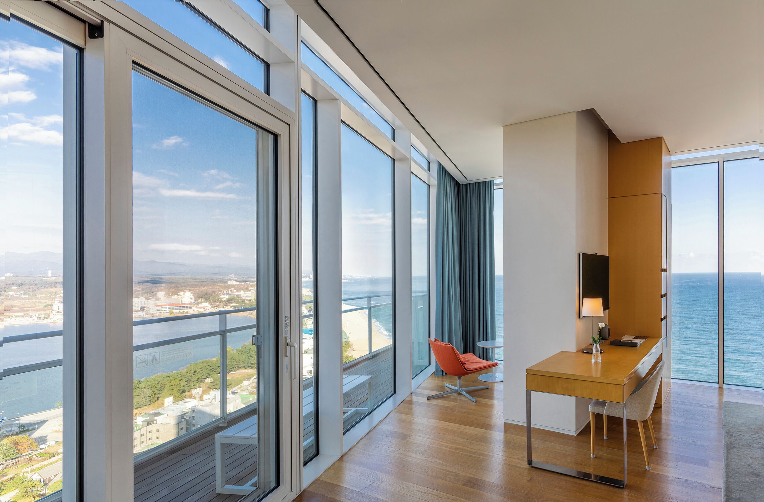 Roupa de alta qualidade, edredões de penas, minibar grátis 