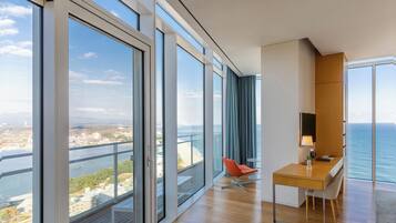 Roupa de alta qualidade, edredões de penas, minibar grátis