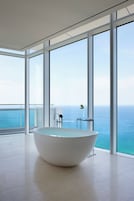SEAMARQ Suite - Sauna, Breakfast and Swimming pool for 2 guests - Extra person fee upon check | Casa de banho | Um polibã e uma banheira separados, uma banheira de imersão total