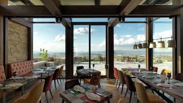 Café da manhã, almoço e jantar; culinária internacional