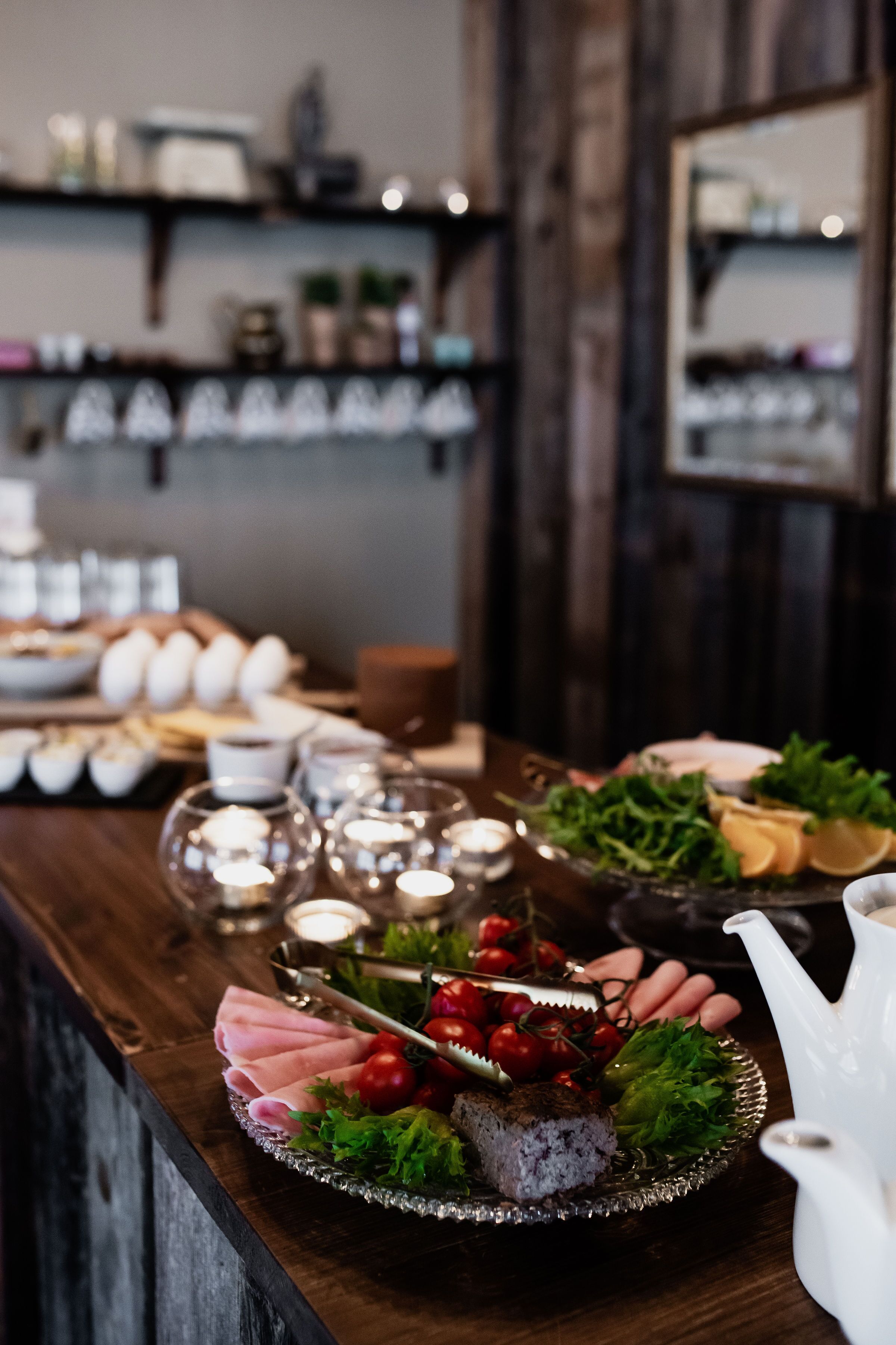 Uma mesa de buffet com diversos alimentos e um bule.