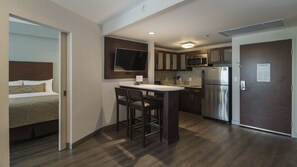 Suite-Estúdio, cozinha, vista para a montanha | Cofre com capacidade para portátil, secretária