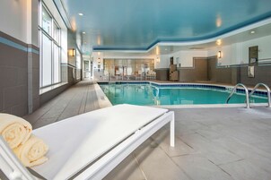 Piscina interna, espreguiçadeiras