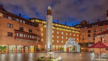 Fachada da propriedade à noite