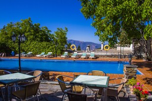 Piscina externa sazonal, funciona das 11h às 20h, espreguiçadeiras