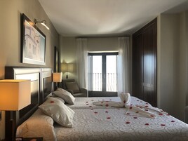 Quarto duplo romântico | Escrivaninha, espaço de trabalho para notebook, cortinas blackout