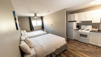 Quarto Standard, 2 camas queen-size, não fumadores, kitchenette | 1 quarto, roupa de alta qualidade, com decoração personalizada