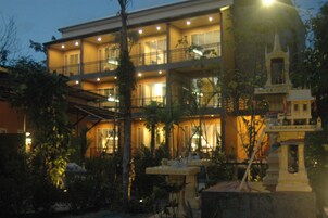 Fachada da propriedade à noite