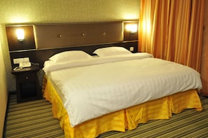 Quarto Standard, 1 cama king-size | Secretária, camas desdobráveis, Wi-fi grátis 