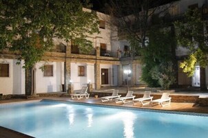 Piscina externa sazonal, funciona das 11h às 21h, espreguiçadeiras