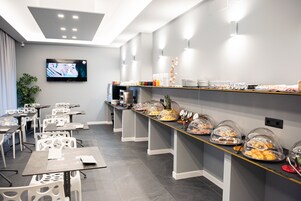 Café da manhã com buffet grátis todos os dias