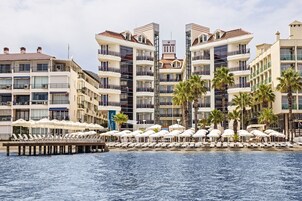 Uma praia privada, espreguiçadeiras, guarda-sóis de praia 