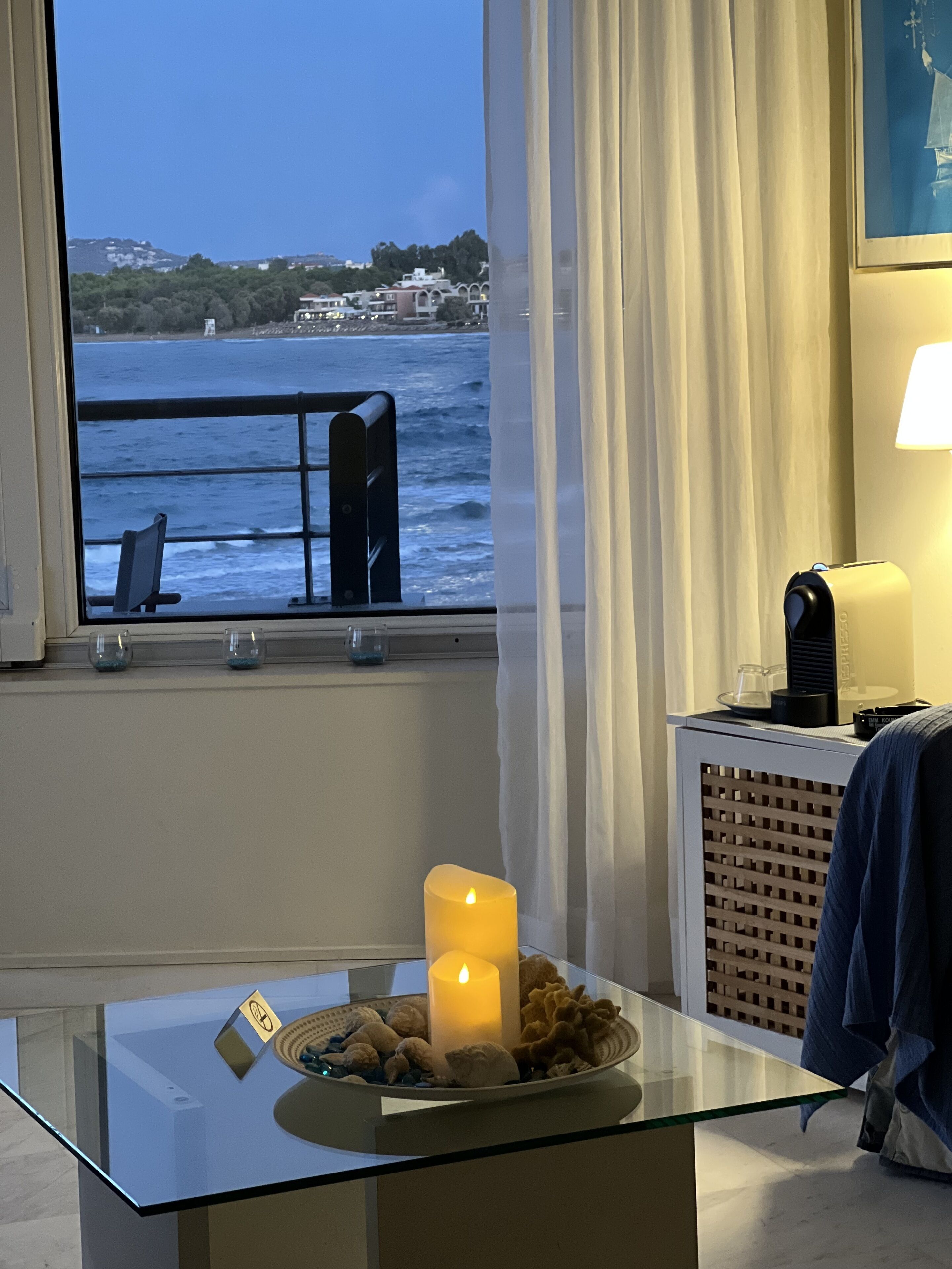 Suite Panorâmica, vista para o mar | Sala de estar | Televisor LCD 