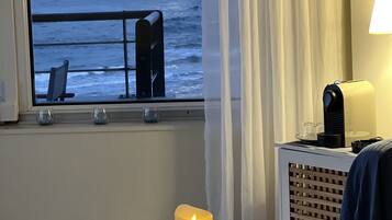 Suite Panorâmica, vista para o mar | Sala de estar | Televisor LCD