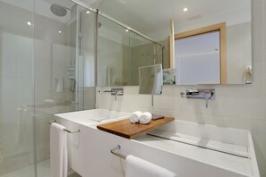 Um chuveiro de hidromassagem, produtos de higiene exclusivos 