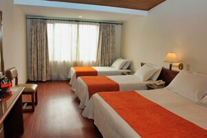 Quarto quádruplo standard | Frigobar, cofres nos quartos, cortinas blackout, Wi-Fi de cortesia
