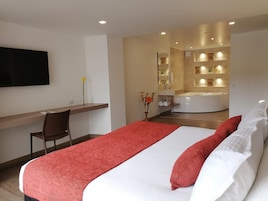 Quarto Duplo Júnior | Minibar, cofre no quarto, cortinas/cortinados opacos, Wi-fi grátis