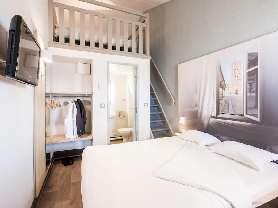 Quarto Quádruplo, não fumadores | Roupa de alta qualidade, secretária, cortinas/cortinados opacos