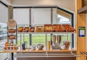 Pequeno-almoço tipo buffet diário mediante uma taxa 