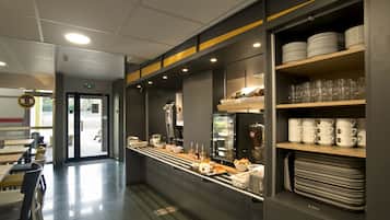 Café da manhã com buffet todos os dias mediante uma taxa