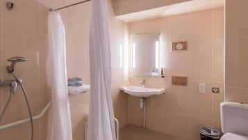 Quarto casal, acessível, para não fumantes | Banheiro | Chuveiro, toalhas de banho
