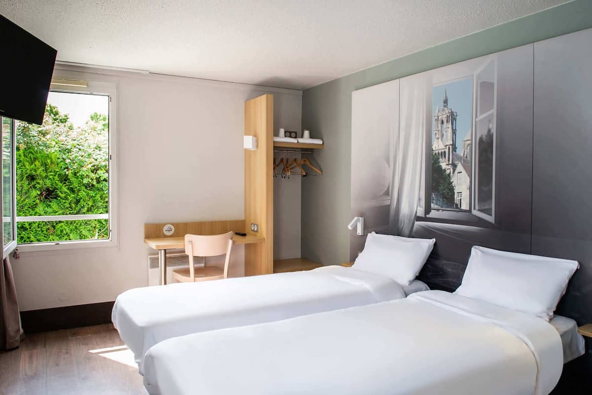 Roupas de cama premium, escrivaninha, quartos à prova de som