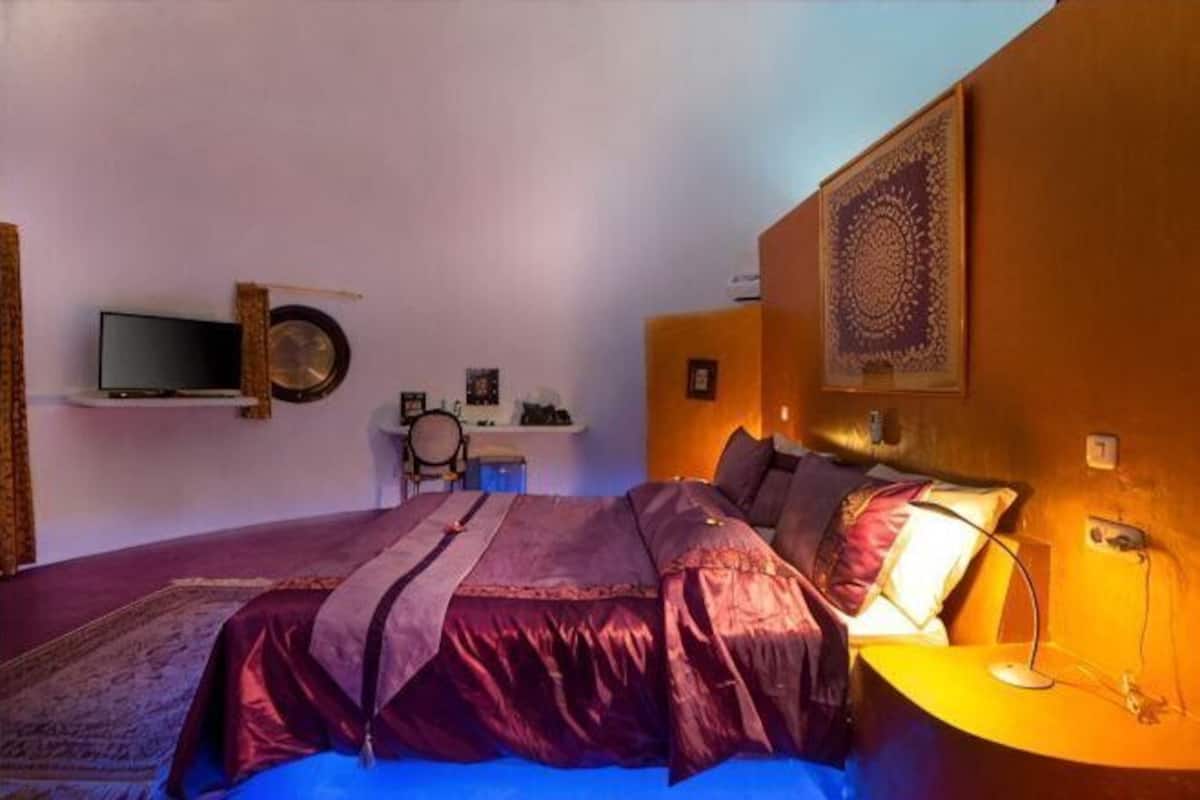Frigobar, cofres nos quartos, escrivaninha