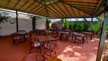 Pequenos-almoços servidos, com espaço para refeições ao ar livre