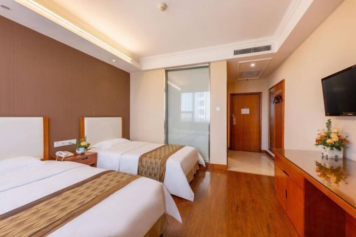 Minibar, cofre no quarto, berços/camas para crianças, despertadores