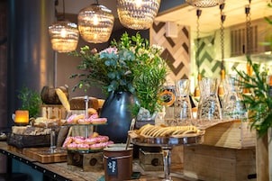 Serviço de café da manhã e jantar, restaurante ao ar livre