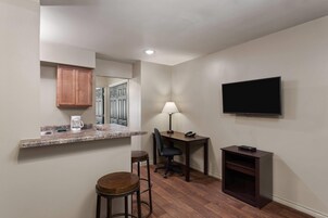 Suíte, 1 quarto, para não fumantes | 1 quarto, escrivaninha, espaço de trabalho para notebook