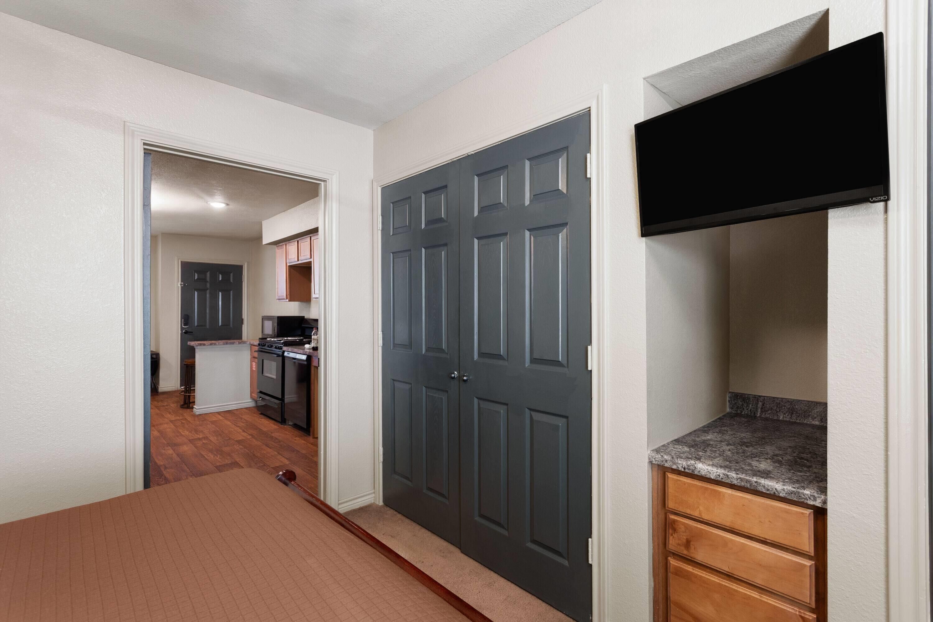 Suíte, 1 quarto, acessível, para não fumantes (Mobility, Roll-In Shower) | 1 quarto, escrivaninha, espaço de trabalho para notebook