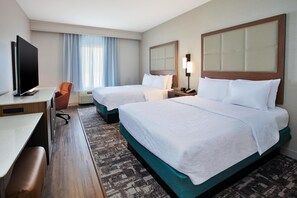 Quarto, 2 camas queen-size, frigorífico | Cofre com capacidade para portátil, quartos insonorizados 