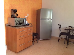Suite Comfort | Zona de pequenos-almoços | Pequeno-almoço continental diário mediante uma taxa 