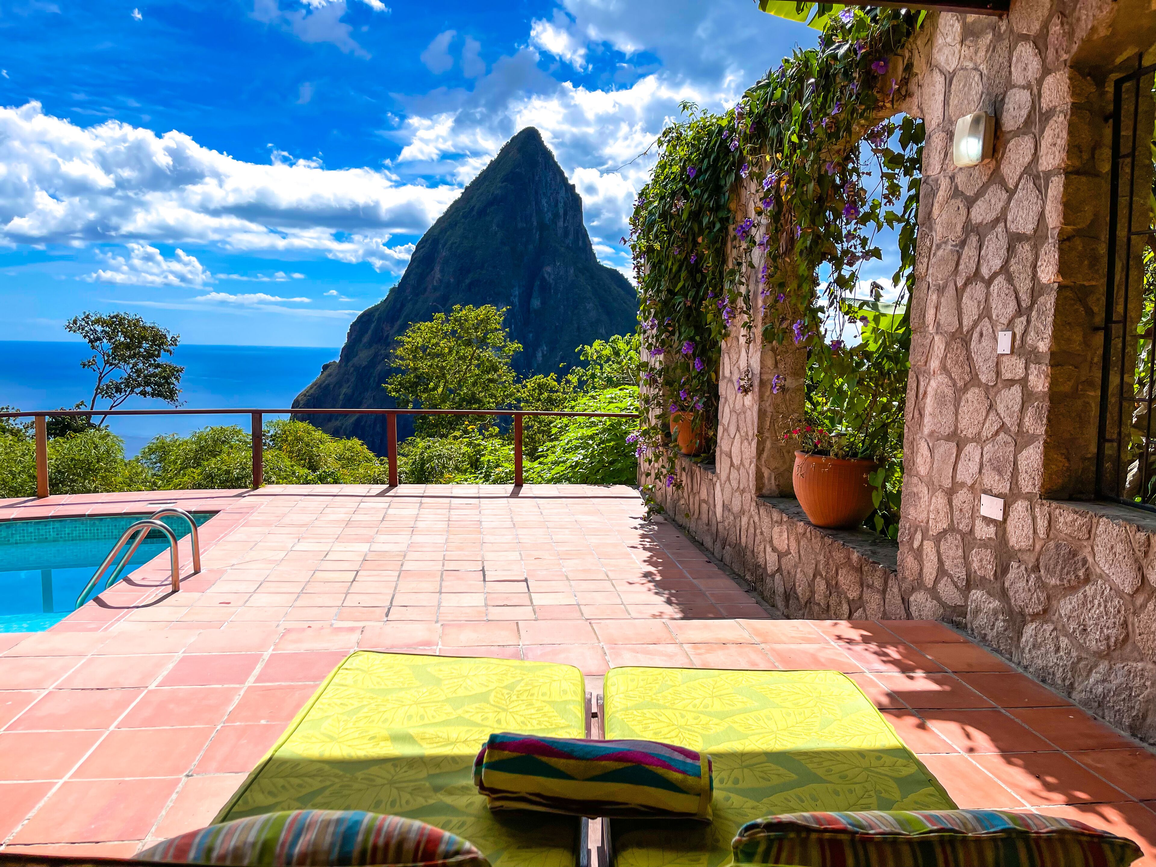 Terraço com espreguiçadeiras