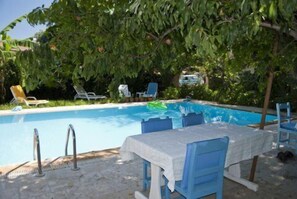 Piscina externa, guarda-sóis, espreguiçadeiras