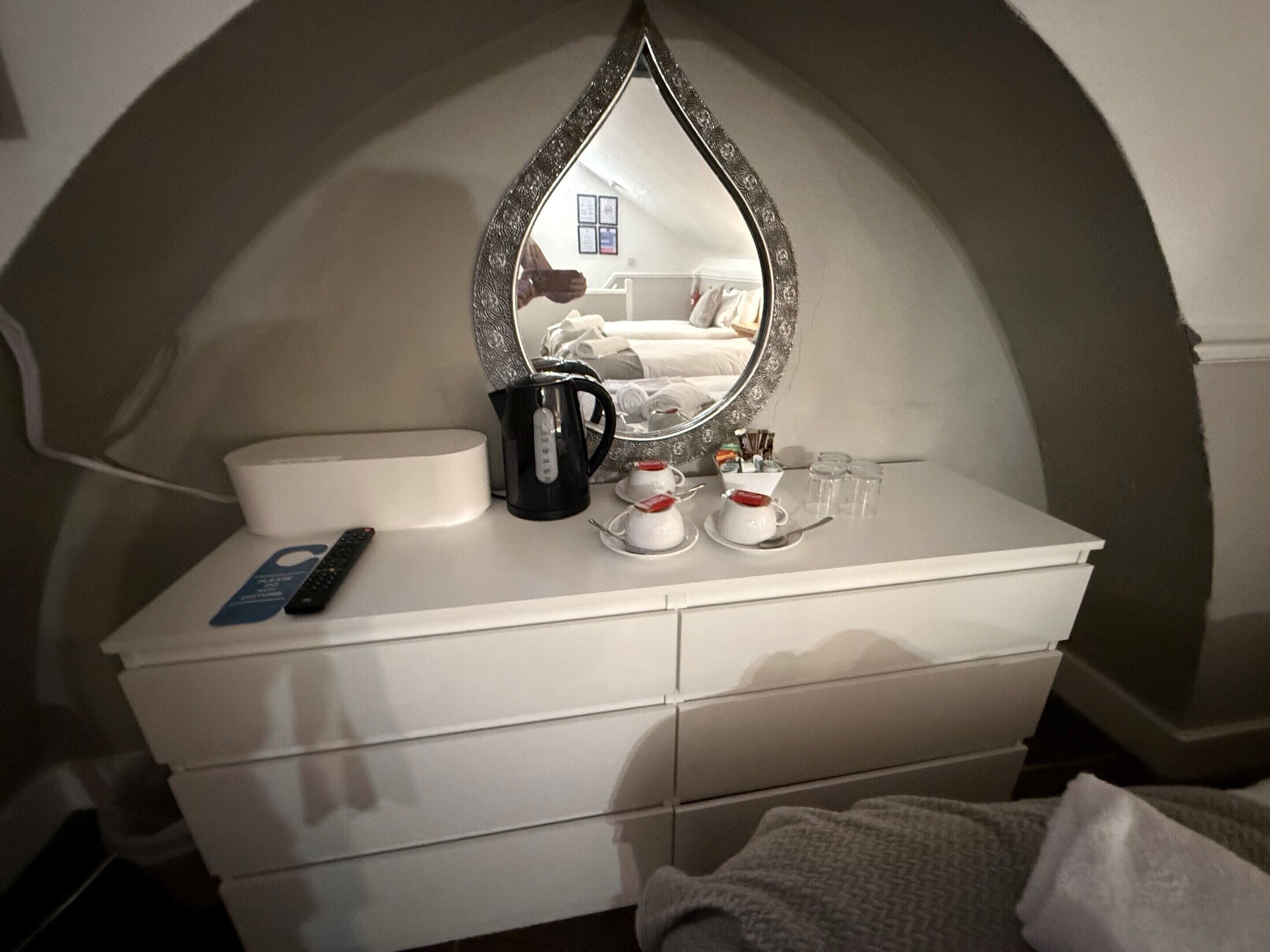 Quarto Triplo Standard, casa de banho anexa | 1 quarto, com decoração personalizada, com mobília individualizada 