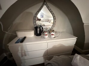 Quarto Triplo Standard, casa de banho anexa | 1 quarto, com decoração personalizada, com mobília individualizada 