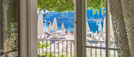 Quarto Duplo, vista para o mar | Minibar, cofre no quarto