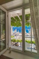 Quarto casal, vista para o mar | Frigobar, cofres nos quartos, espaço de trabalho para notebook